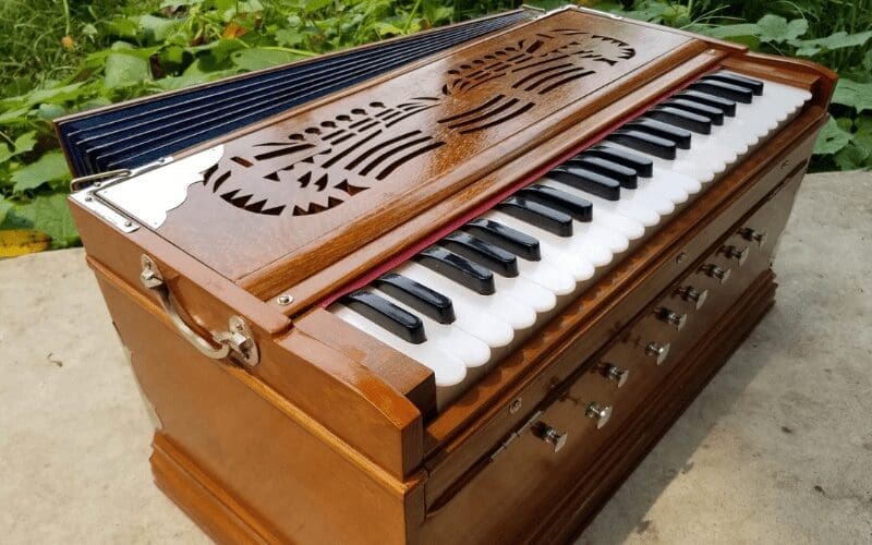 Drone Music Guide | What Is A Drone In Music | Мusic Gateway